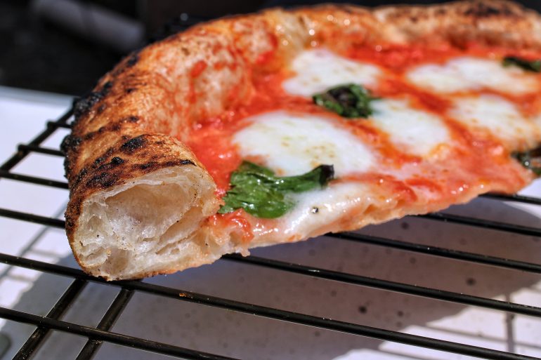 Pizza napoletana fatta in casa: metodo, strumenti, ricetta - Garage Pizza